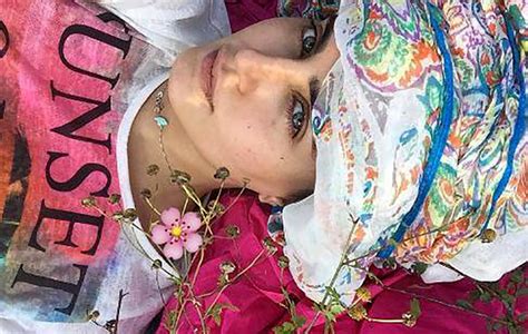 الناز شاکر دوست بدون آرایش در طبیعت شمال عکس