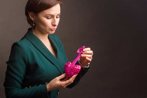 여자 브루넷 스튜디오 초상화입니다 마음의 모양으로 장난감을 들고 발렌타인 데이 사랑의 휴일의 개념 귀여운에 대한 스톡 사진 및 기타 이미지 Istock