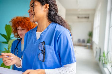 의료 전문가는 자신의 역할과 책임에 세심한 주의를 기울이며 병원 환경에서 환자 치료 논의에 참여합니다 2명에 대한 스톡 사진 및 기타 이미지 Istock