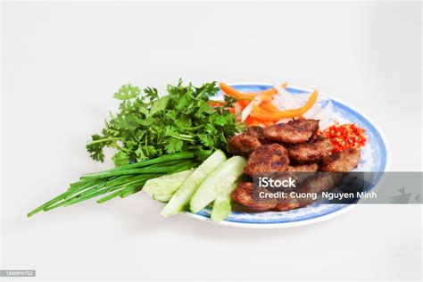 유명한 베트남 음식은 반 미 티트 원료로 채워진 빵에서 인기있는 길거리 음식입니다 구운 돼지 고기와 신선한 허브로 0명에 대한