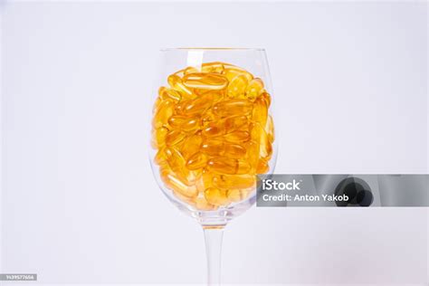 생선 기름 캡슐 흰색 항아리에 노란색 오메가 3 알약 유리에 있는 물고기 기름 캡슐 항아리에 버킷 앰플에서 0명에 대한 스톡 사진 및 기타 이미지 Istock