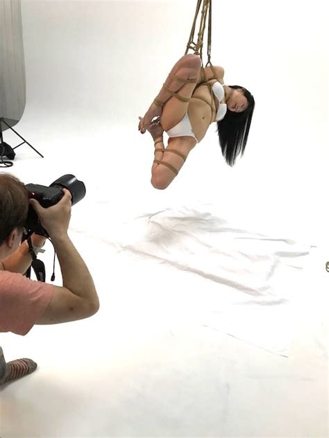 緊縛師･神凪による緊縛ポーズ写真集の撮影現場に潜入！絵師さんや画家さんは必見。甘詰留太、あほすたさん、復八磨直兎、うすべに桜子らマンガ家によるイラストでの図解も掲載！【三代目葵マリーの大量