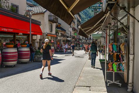 프랑스 알프스의 유명한 스키 리조트 중심부의 거리 전망 여름에는 관광객과 등산객 샤모니 오뜨 사부아 오베르뉴 론 알프스 프랑스