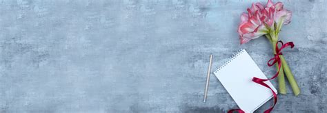 봄 꽃과 노트북의 상단 보기 꽃다발 플랫 레이 스타일의 테이블 탑 뷰에 빈 메모장 및 분홍색 꽃의 꽃다발을 엽 니 여성 데스크 탑 공란에 대한 스톡 사진 및 기타 이미지