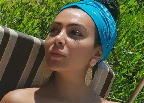 صوره بالمايوه ميرهان حسين تستمتع بالبحر على أنغام منير في الفن