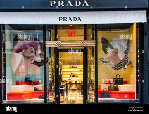 Prada shop display -Fotos und -Bildmaterial in hoher Auflösung – Alamy