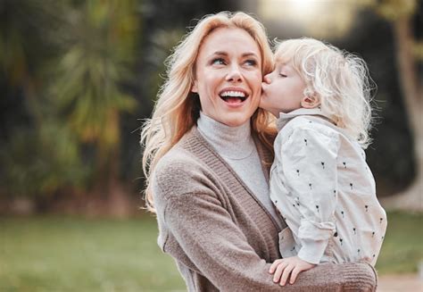 Un Baiser Pour La Meilleure Maman Photo Dune Femme Et De Son Adorable
