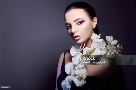 난초 꽃 얼굴 및 가슴 완벽 한 화장 아름 다운 눈과 통 통 입술 진한 보라색 바탕에 Jensina의 아름다움 초상화에 갈색 머리 소녀 얼굴과 바디 피부 관리 가득 찬에