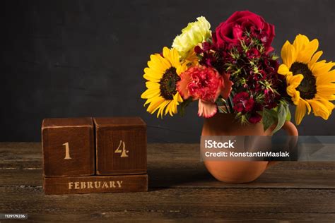 점토 항아리 산 발렌타인 데이 대 한 어두운 배경에서 흰색 노란색 빨간색 꽃의 꽃다발 Febtuary 14에 대 한 빈티지 나무