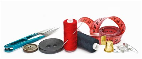 바느질 용품 및 바느질을 위한 액세서리입니다 직물 실가 위 및 흰색 배경에 Thimbles의에서는 스풀링 합니다 가위에 대한 스톡 사진 및 기타 이미지 Istock