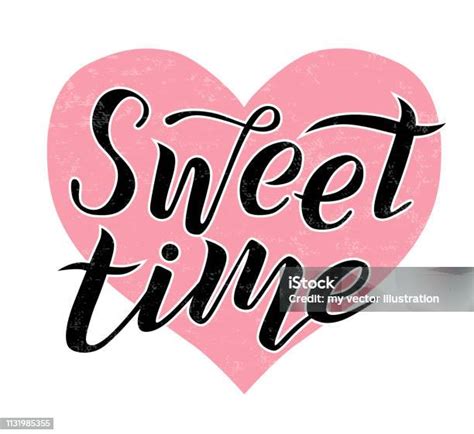 분홍색 마음으로 흰색 질감 된 배경에 달콤한 시간 레터링 텍스트 수 제 브러시 서 예 벡터 일러스트입니다 포스터 로고 장식 카드 배너 엽서 및 인쇄를 위한 달콤한 벡터