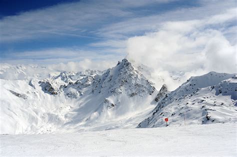 겨울까지 프랑스 알프스의 스키 슬로프에서 눈 덮인 산의 겨울 풍경 스키타기에 대한 스톡 사진 및 기타 이미지 스키타기 스키 프랑스 Istock