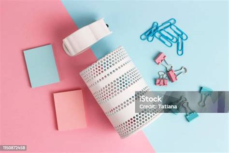 분홍색과 파란색 배경에 사무실 문구 평면도 다시 학교 개념 개념에 대한 스톡 사진 및 기타 이미지 개념 개인 장식품 교육 Istock