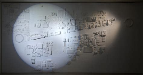 페트 포장지로 만든 흰 벽물질 만능주의 사회의 무덤