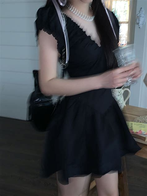 블랙 퍼프소매 브이넥 셔링 주름 오픈백 허리라인 잡힌 디자인 반팔 미니 원피스 드레스 20대 30대 여성 데이트룩 클럽 파티룩