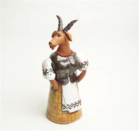 Керамічна фігурка кози у народному костюмі — ціна 397 грн у каталозі Статуетки Купити товари для