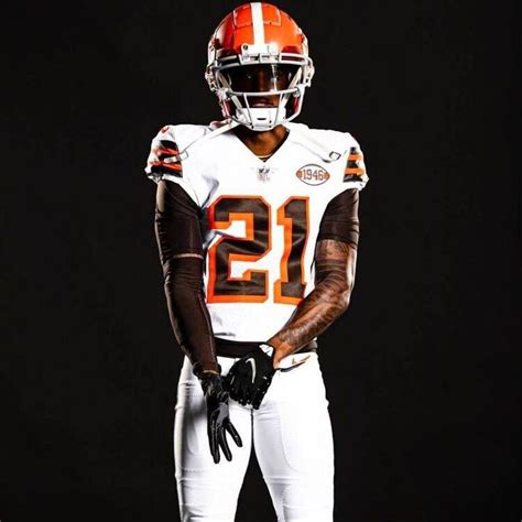 Cleveland Browns 1946 Throwback Uniform — Uniswag Football Poses