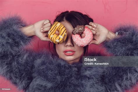 분홍색 배경에 포즈 손에 도너츠와 모피 코트에 아름 다운 소녀 도넛에 대한 스톡 사진 및 기타 이미지 도넛 러시아 바로 먹을 수 있는 Istock