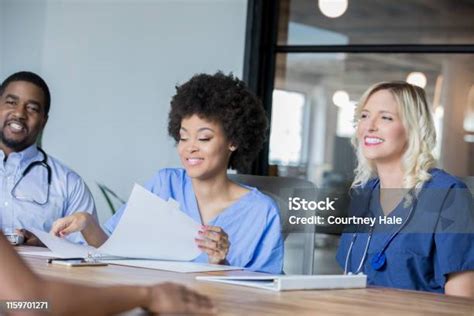 의사와 간호사로 구성된 다양한 팀이 회의실에서 병원 절차에 대해 논의합니다 건강관리와 의술에 대한 스톡 사진 및 기타 이미지