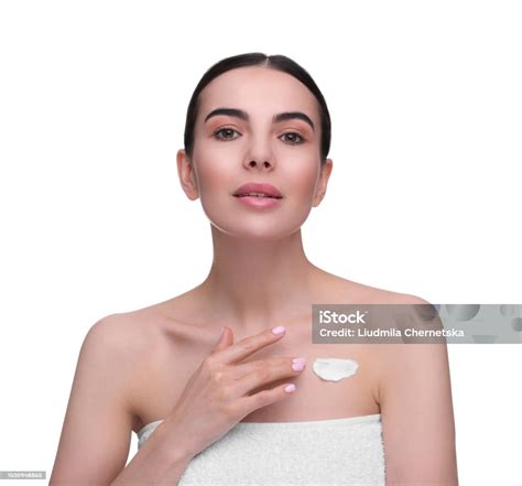 Wanita Cantik Dengan Olesan Krim Tubuh Di Dadanya Dengan Latar Belakang Putih Foto Stok Unduh