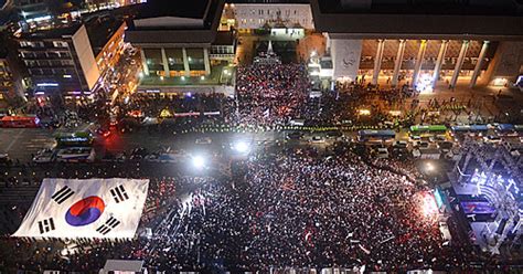 광화문 광장에 등장한 대형 태극기