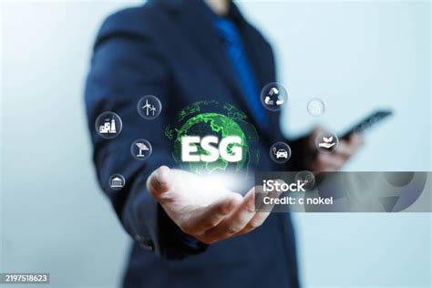 환경에 대한 Esg 개념 자연 환경 사업가 손에 아이콘 표시 사업가는 전화를 사용하여 투자 지속 가능성 Esg 및 기업 개발을 분석합니다 0명에 대한 스톡 사진 및 기타