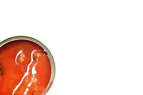 정어리 또는 고등어 물고기는 흰색 배경에 케첩 패키지 오픈 캡에서 음식을 할 수 있습니다 고등어류에 대한 스톡 사진 및 기타 이미지 고등어류 캔 토마토 소스 Istock