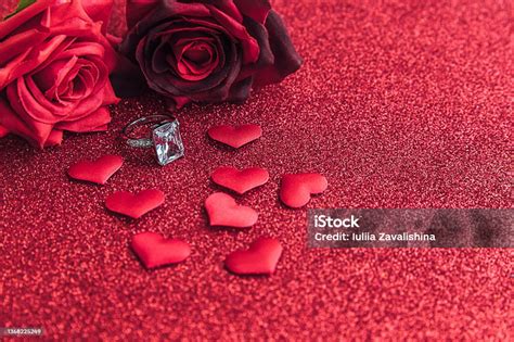 저와 결혼해 주시겠어요 웨딩 링 레드 스칼렛 장미와 빨간색 반짝이 배경에 많은 빨간 마음 약혼 결혼 제안 웨딩 개념 세인트