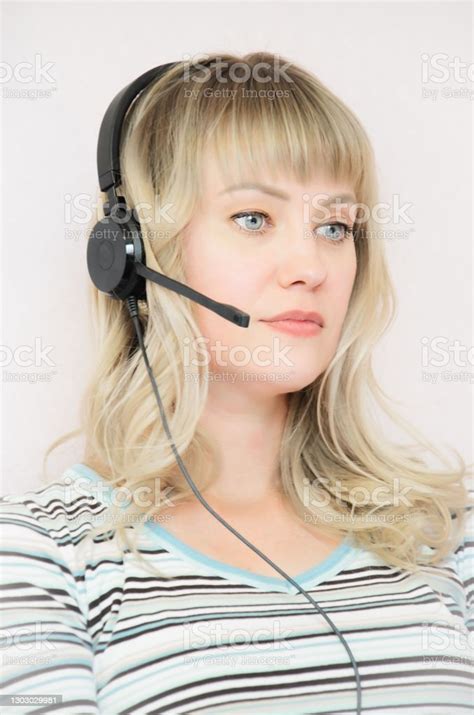 헤드폰과 마이크와 어깨 길이의 머리를 가진 젊은 금발의 여자 캐쥬얼 의류에 대한 스톡 사진 및 기타 이미지 캐쥬얼 의류 콜 센터 35 39세 Istock
