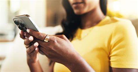 소파에 앉은 여성과 전화하고 손을 잡고 휴식을 취하여 소셜 미디어 게시물 스트리밍 및 네트워크 플랫폼을 이용하세요 채팅 알림 및 모바일 앱 이야기 업데이트를 위해 집 거실에