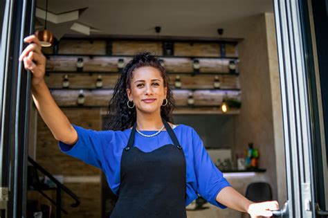 중소기업 의 주인은 레스토랑 입구에서 손님을 환영합니다 사람들에 대한 스톡 사진 및 기타 이미지 사람들 한 사람 행복