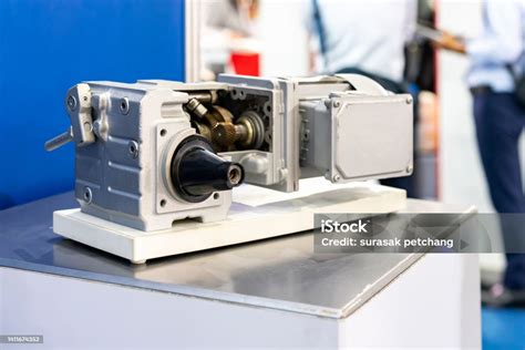 연결 샤프트 및 단면은 전기 유도 모터가있는 산업 조립을위한 변속기 기어 박스 내부의 금속 다양한 톱니 바퀴 기어 베어링 하우징 샤프트 세부 사항을 보여줍니다 0명에 대한