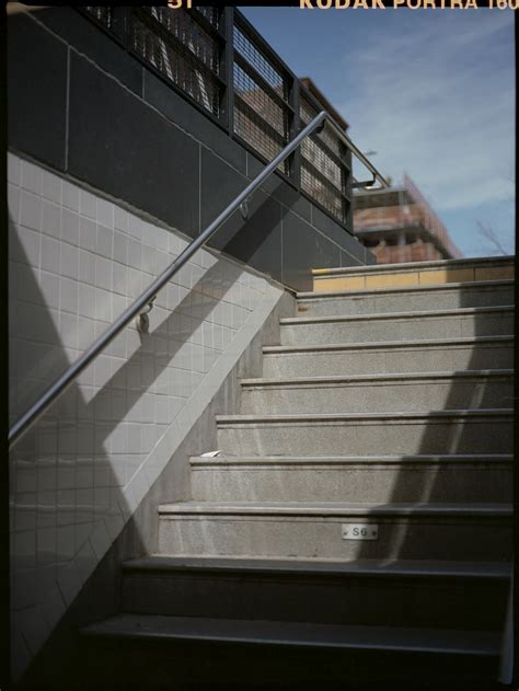 건물로 올라가는 계단 세트 사진 Unsplash의 무료 회색 이미지