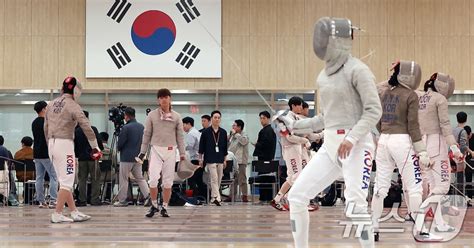훈련 매진하는 펜싱 선수들