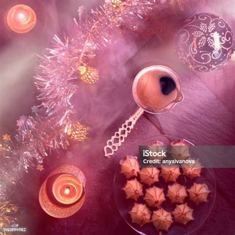 구리 Cezve 커피 포트 전통적인 청동 금속 커피 컵 마지팬 과자 양초 차 조명 가벼운 화환이 있는 플랫 레이 짙은 빨간색