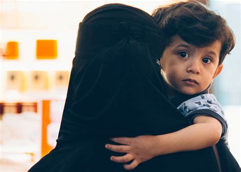 무료 이미지 사람 소녀 여자 사진술 초상화 모델 색깔 좌석 어린이 푸른 레이디 표정 미소 드레스 눈 아름다움 감정 상호 작용 사진 촬영