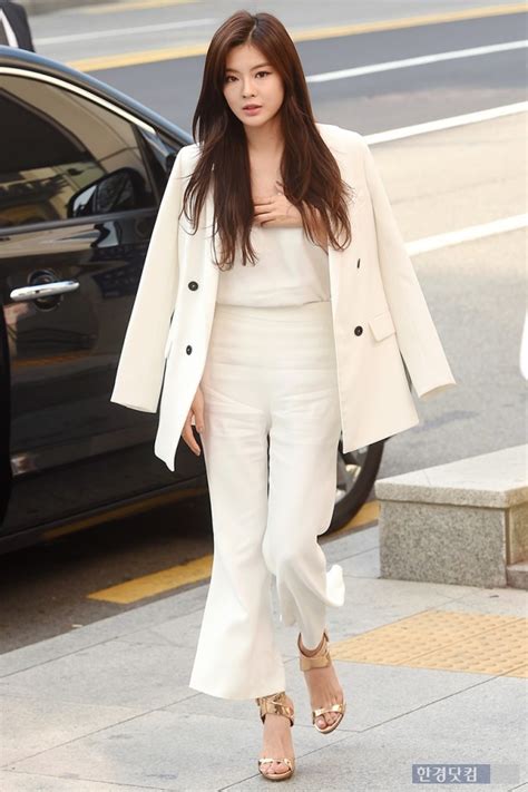 이선빈 노출의상이 신경쓰여~ 한국경제