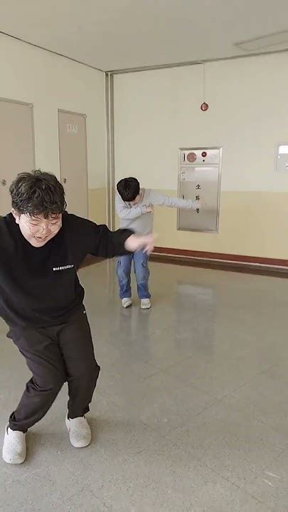 갑자기 친구 두 명이 나타남 Youtube