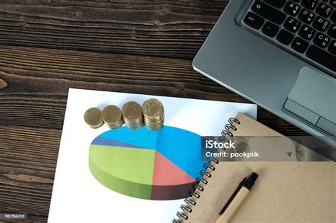 작업 테이블 비즈니스 계획 비전 및 금융 분석 개념에 흰 종이에 동전 스택 노트북 노트북 컴퓨터와 금융 그래프의 단계 개념에 대한 스톡 사진 및 기타 이미지 Istock