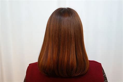 차분하게 정돈된 갈색 머리 여성의 뒷모습 유토이미지 상세페이지 베이직샵 사진 21983207