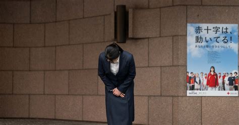 적십자사 출근하며 취재진에 인사하는 아이코 공주