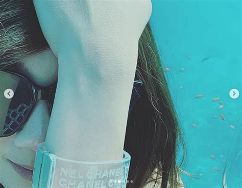 梁静茹海边度假晒泳装照 海底餐厅托腮甜笑状态好 搜狐大视野 搜狐新闻