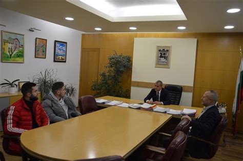 Младежи счупили парапет на площада в Благоевград се разкаяха и ще го ремонтират