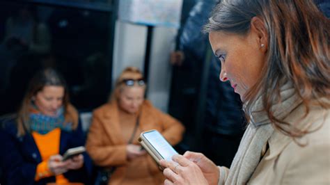 바르셀로나 지하철에서 스마트폰을 사용하는 백인 여성 40 44세에 대한 스톡 사진 및 기타 이미지 40 44세 Brand Name Smart Phone 고객 Istock