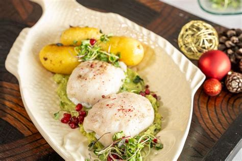Medaglioni Di Merluzzo Con Purea Di Avocado E Patate Novelle