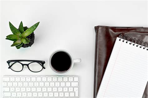 컴퓨터 키보드 안경 커피 한 잔 및 기타 사무용품이있는 흰색 사무실 책상 테이블 복사 공간이있는 상단보기 평평한 평신도 개념에 대한 스톡 사진 및 기타 이미지 Istock