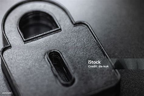 디지털 보안 개념 데이터 보호 기술 어두운 배경에 잠금 아이콘 복사 공간이 있는 최소한의 설정 짙은 흑연 금속 페인트로 칠해진 요소 0명에 대한 스톡 사진 및 기타 이미지