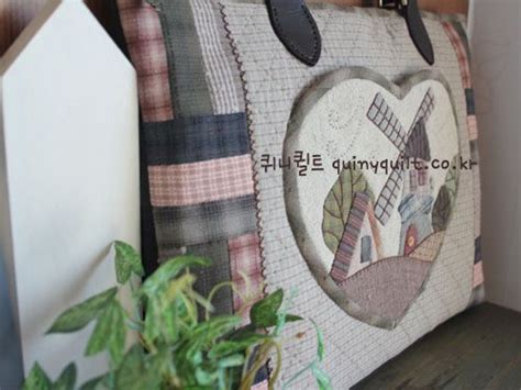 퀴니퀼트 하트 풍차 빅백 직접 만드시는 Diy 제품 입니다 큼지막한 사이즈로 제작해본 퀼트 빅백입니다 가장자리는 간단한 패치워크로 변화를 주었고 아플리케 앞