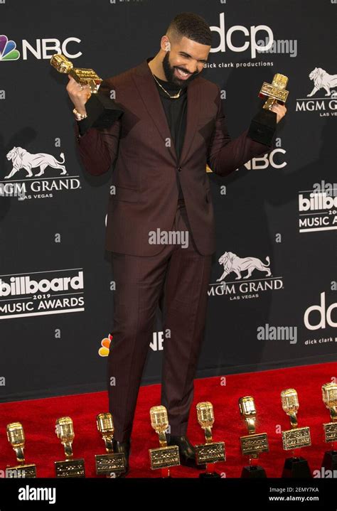 Drake Poses With His Awards At The 2019 Billboard Music Awards Press