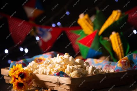 Pipoca Deliciosa Em Caixa De Madeira Com Decoração De Festa Festa